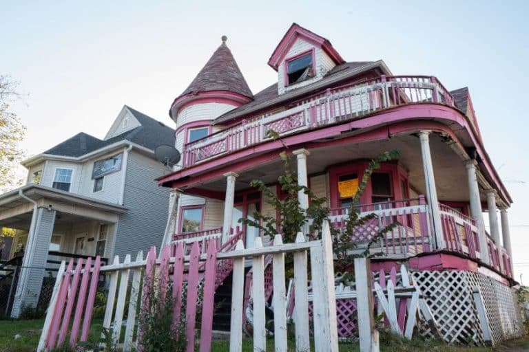 18 Spectacular Pink Houses from Around the World - A House in the Hills