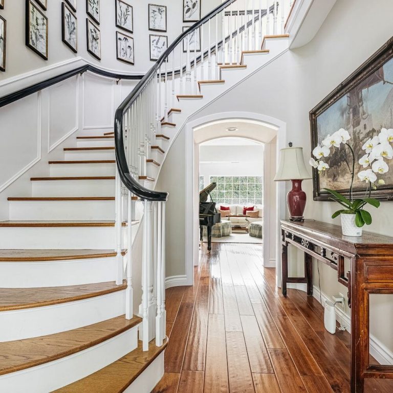 How to Make the Most of a Small Stairs Landing Space? - A House in the ...